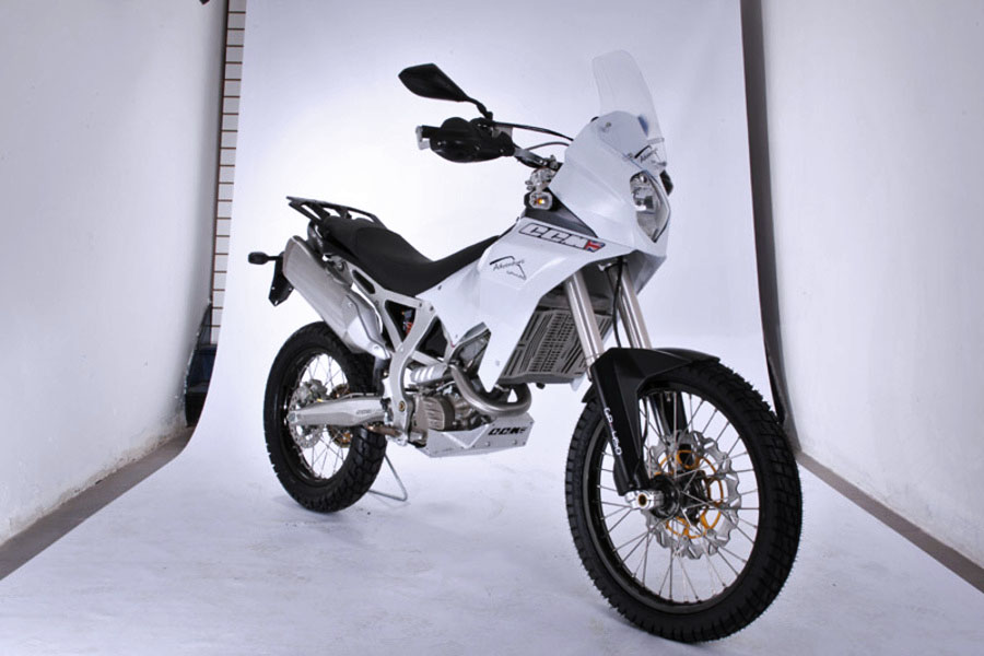 CCM GP 450 Adventure, enduro dal sapore “dakariano”