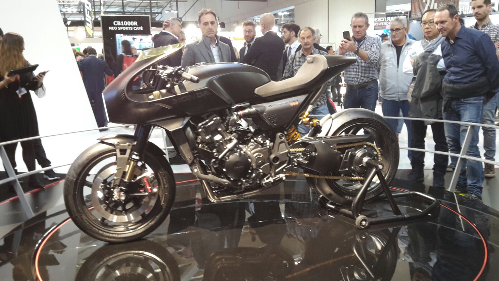 Honda traccia il suo futuro con CB4 Interceptor Concept