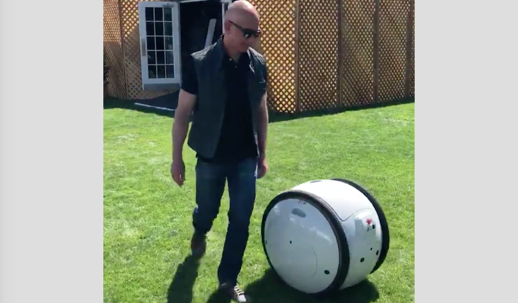 Il CEO di Amazon Jeff Bezos testa il robot GITA sviluppato da Piaggio