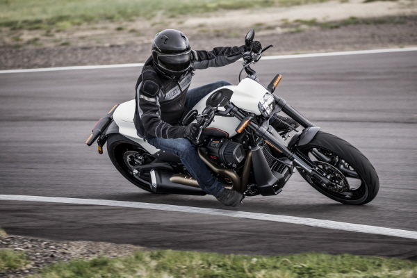Harley-Davidson novità 2019: arriva la "drag-cruiser" FXDR 114