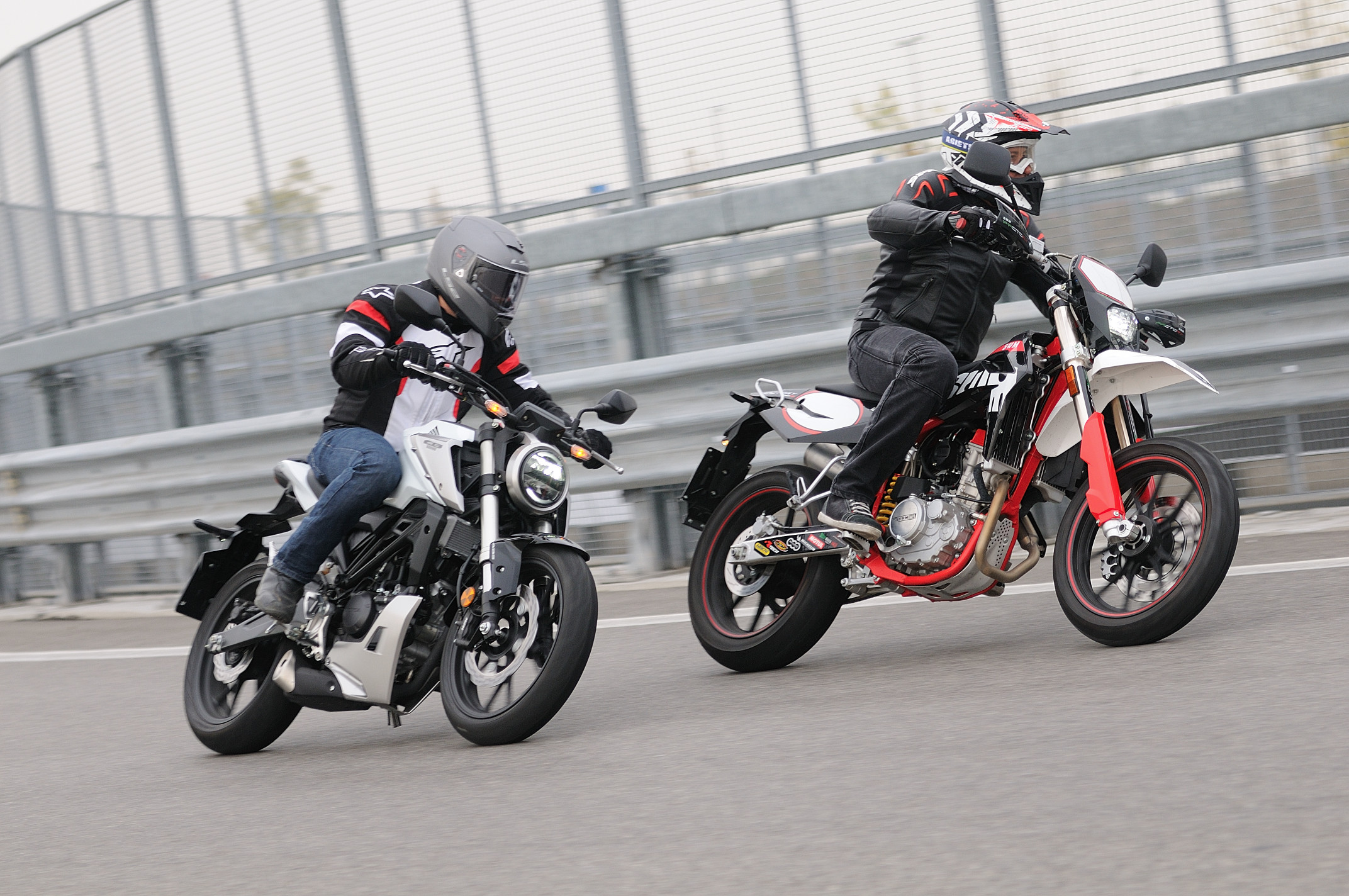 Confronto Honda CB 125 R e SWM SM 125 R Factory: ritornano le 1/8 di ...