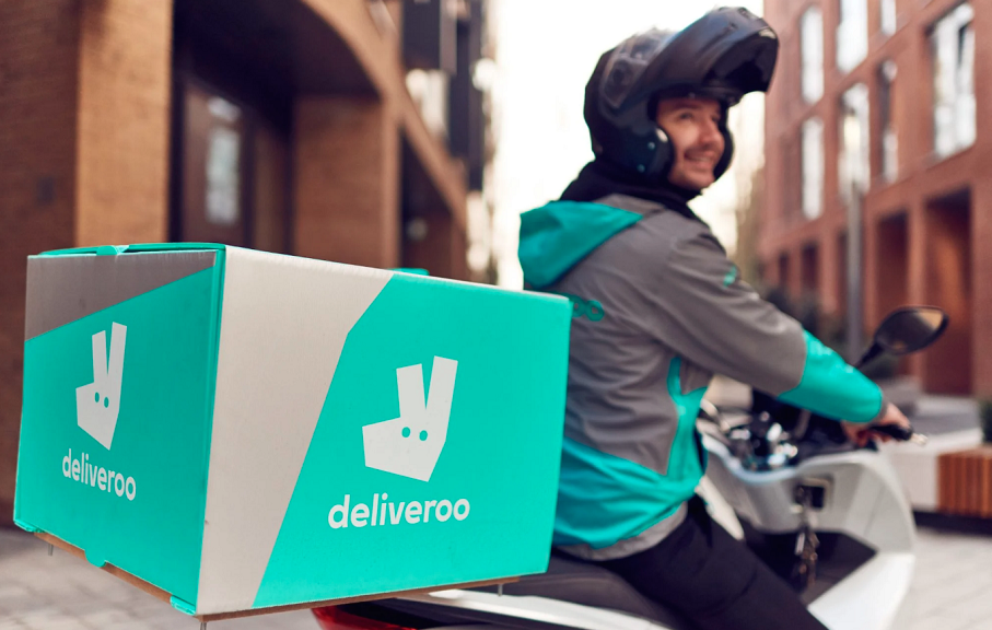 Deliveroo, boom del cibo portato a domicilio con scooter ed e-bike