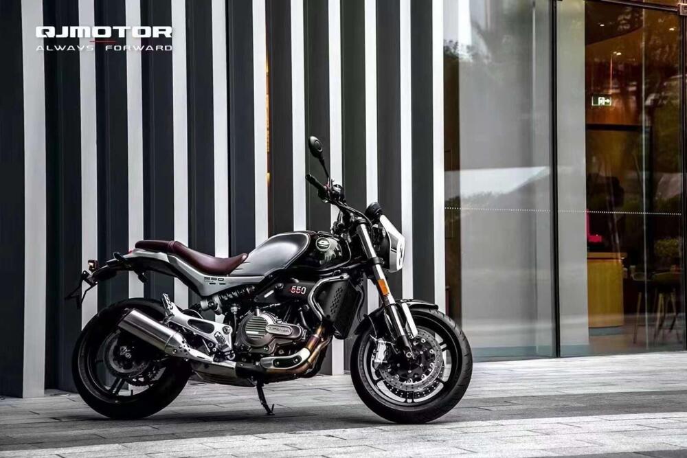 QJ Motor presenta la Flash 300S e la Yi 550