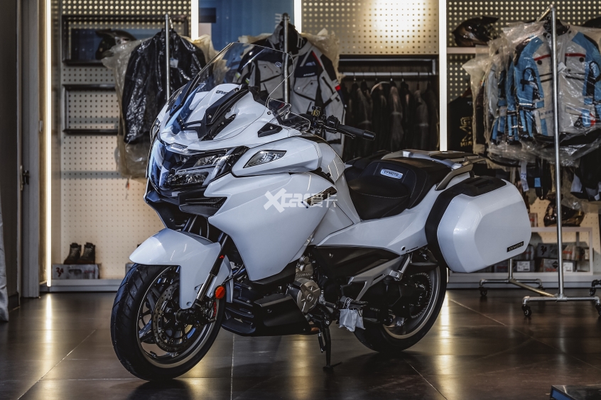 CFMoto, la 1250TR-G arriva in concessionaria: scheda e prezzo