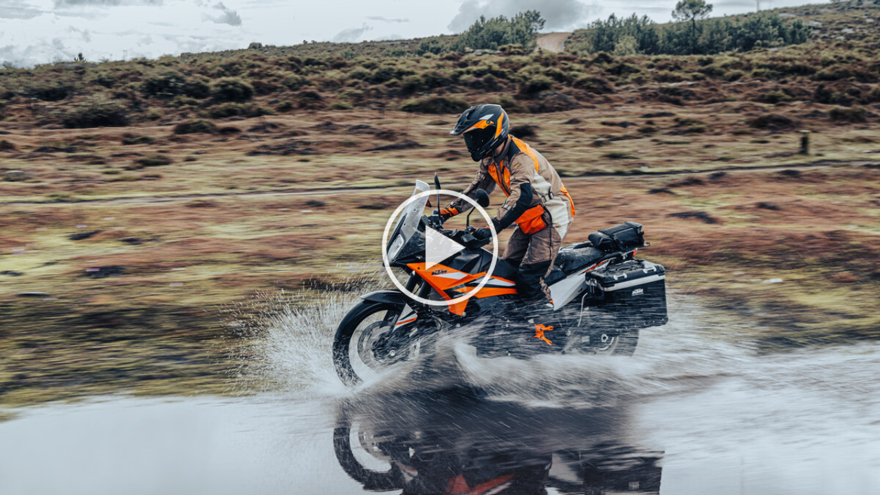 KTM 890 Adventure 2023, va bene sia su strada, sia in fuoristrada!