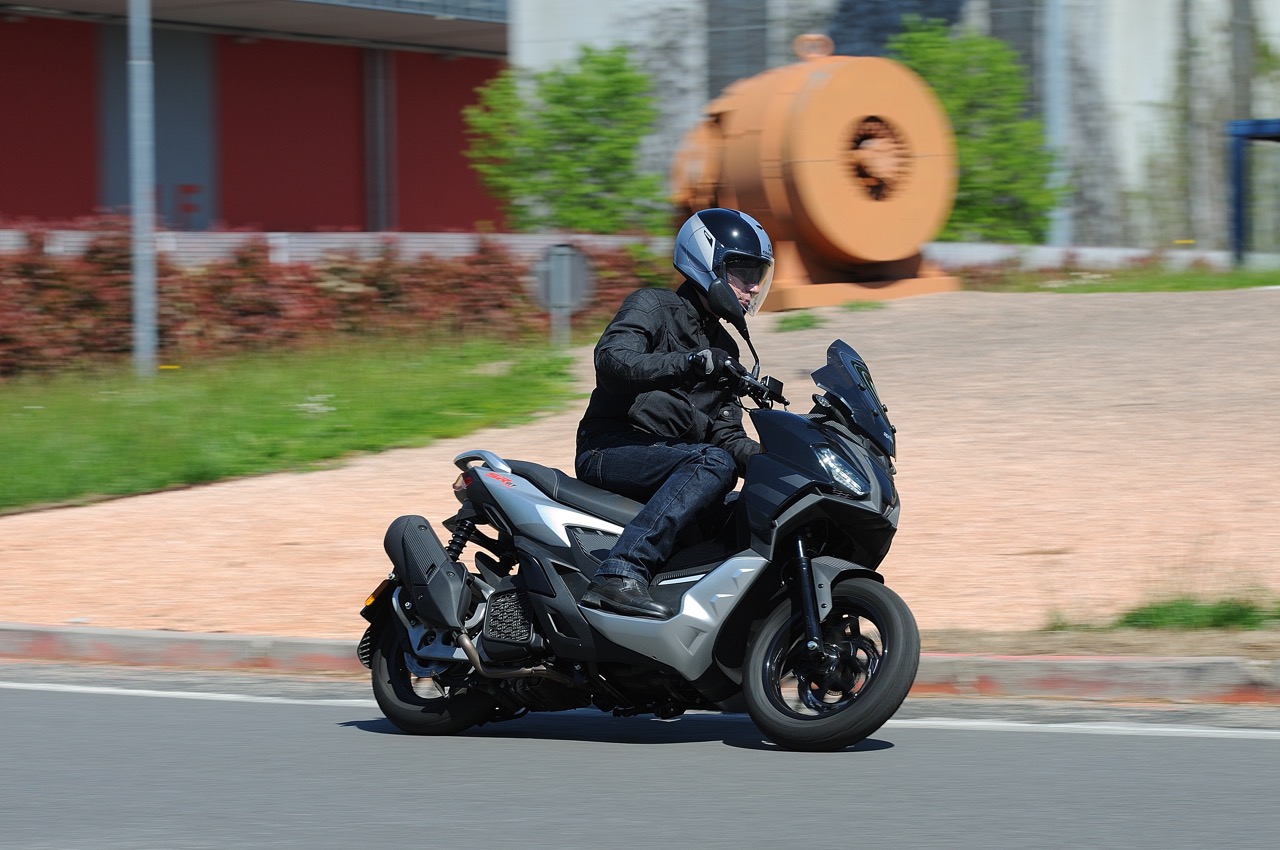 Aprilia SR GT 200 2022 prezzo, scheda tecnica, dati, foto e video ...