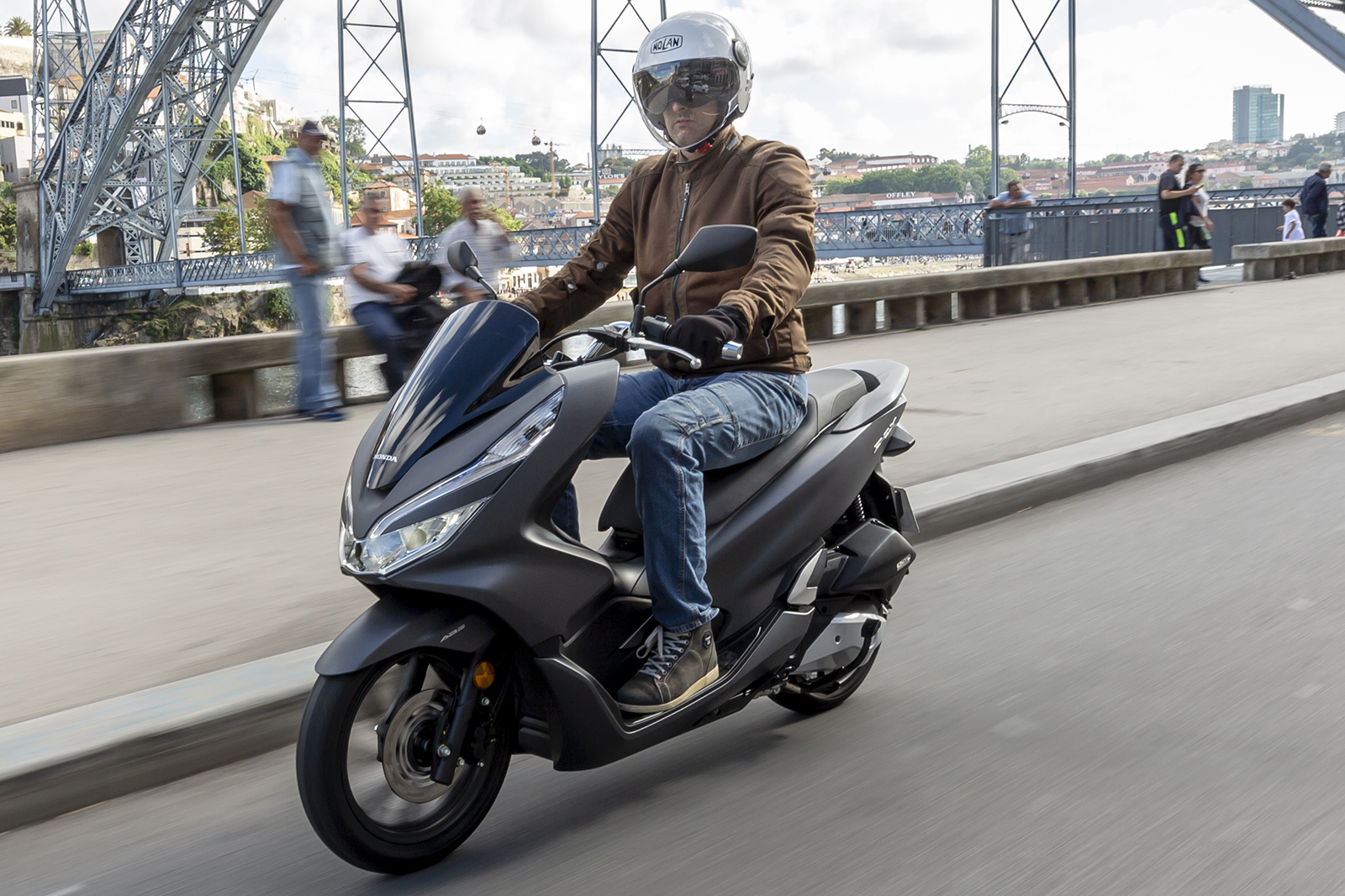 Honda PCX listino prezzo - scheda tecnica - foto - Insella.it