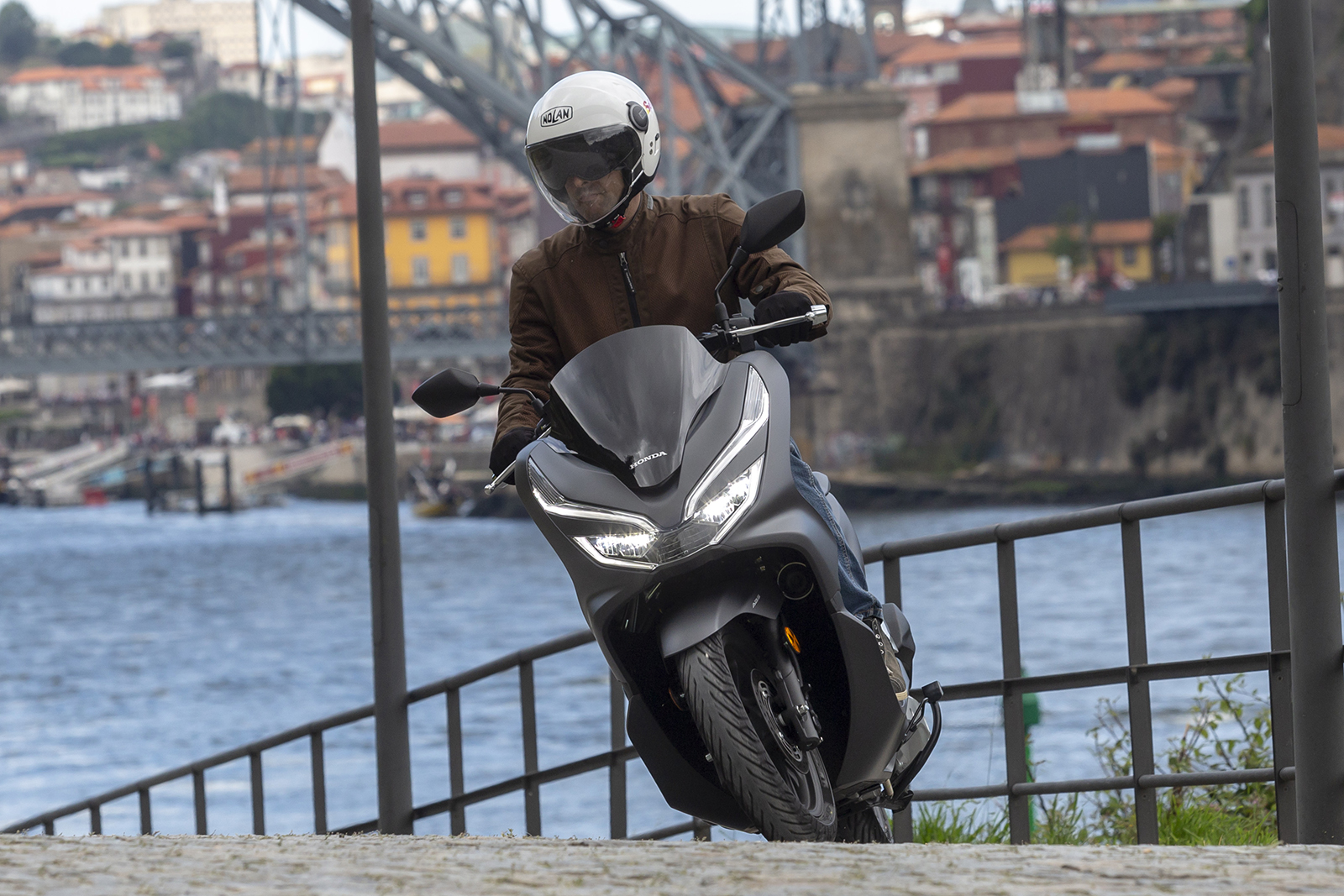 Honda PCX listino prezzo - scheda tecnica - foto - Insella.it